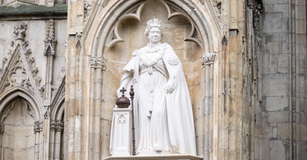 Seven-Foot-Tall Statue Of Queen Elizabeth II unveiled By King Charles ...