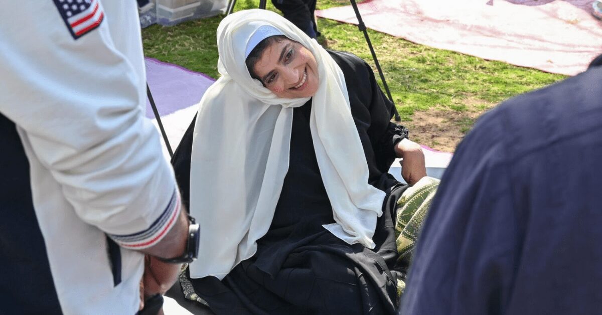 Emirati artist 'Moza Abdullah Bin Zeban' creates amazing art using her ...