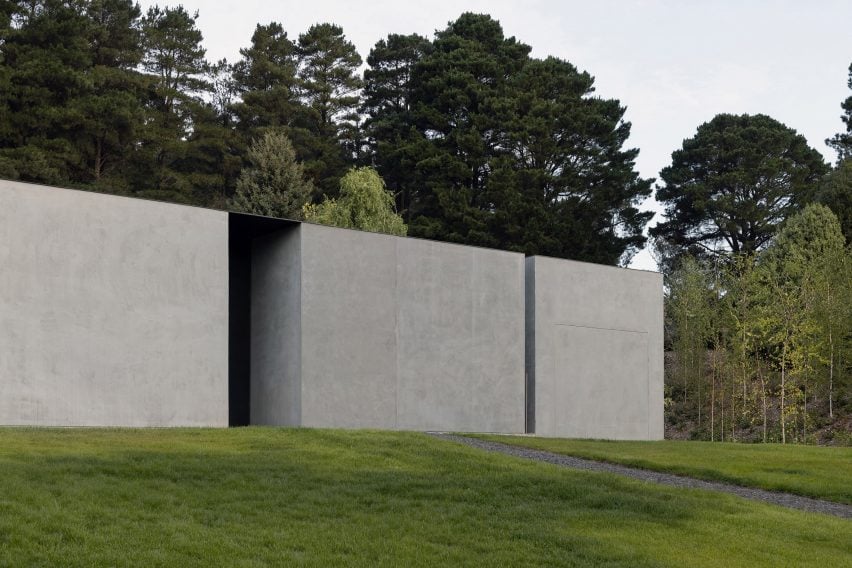 Adam Kane Architects Unveils 'Grey House' Monochromatic Masterpiece ...