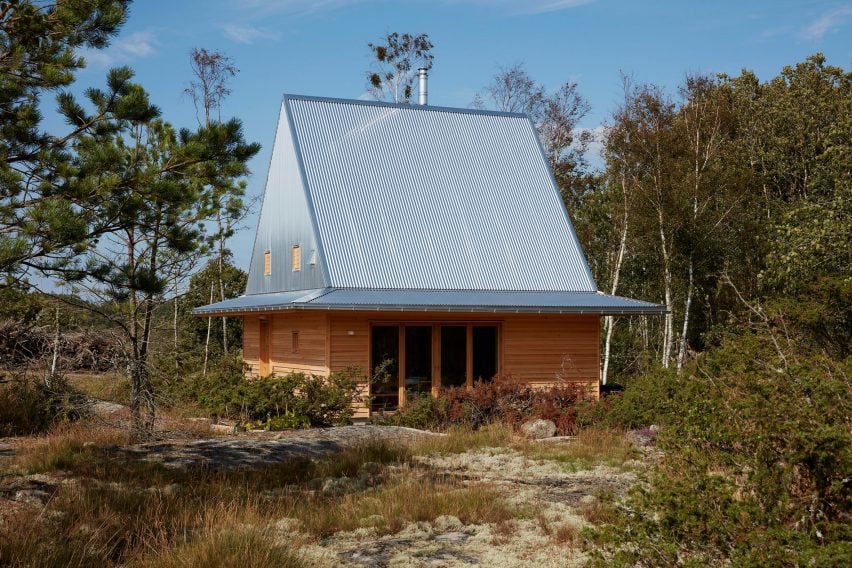 Studio Ellsinger Designs Hat-Shaped Cabin on Sweden's West Coast ...